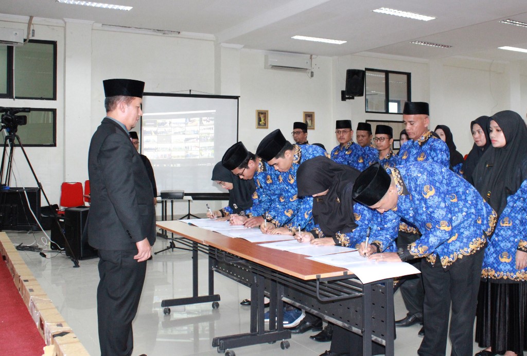 Rektor UIN Mahmud Yunus Batusangkar Serahkan 29 Orang SK PPPK Hasil ...